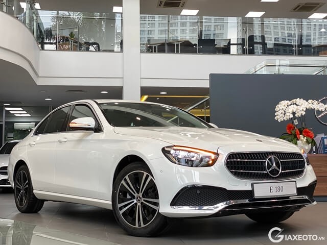 Mercedes Benz E180 2022: giá lăn bánh, ưu đãi (08/2022)