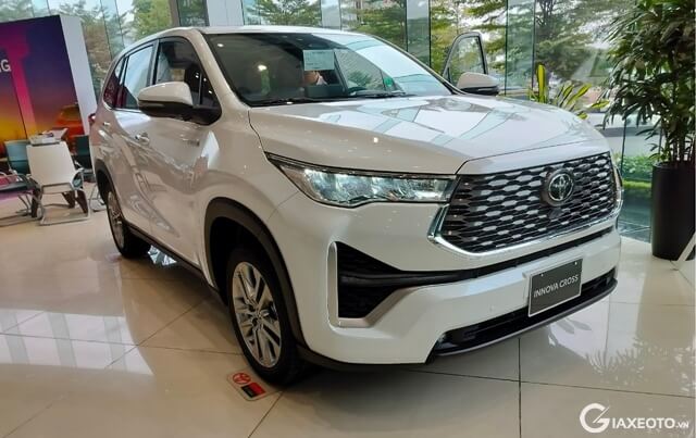 So sánh Hyundai Custin và Toyota Innova Cross, nên chọn xe Hàn hay xe Nhật?